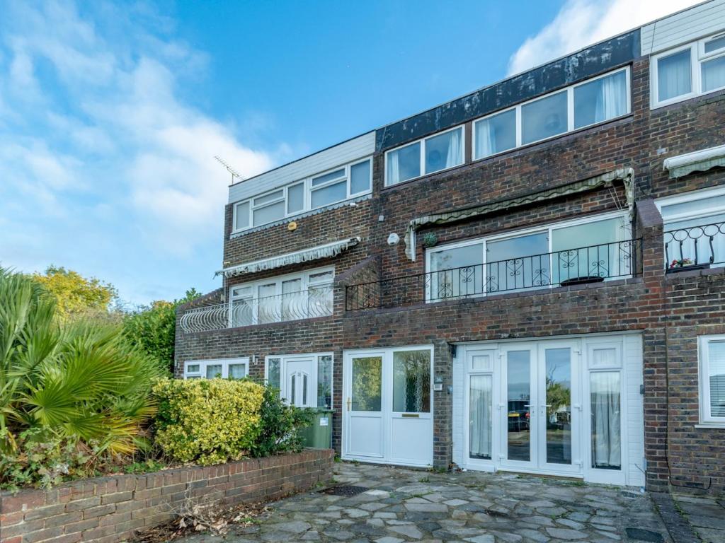 Pass the Keys Large 4 Bedroom Home Stunning views Contractor, Basildon ...