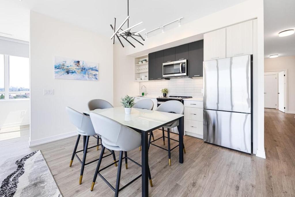 Spacious 3-Bedroom SkyLoft with Beautiful City Views and Parking ...