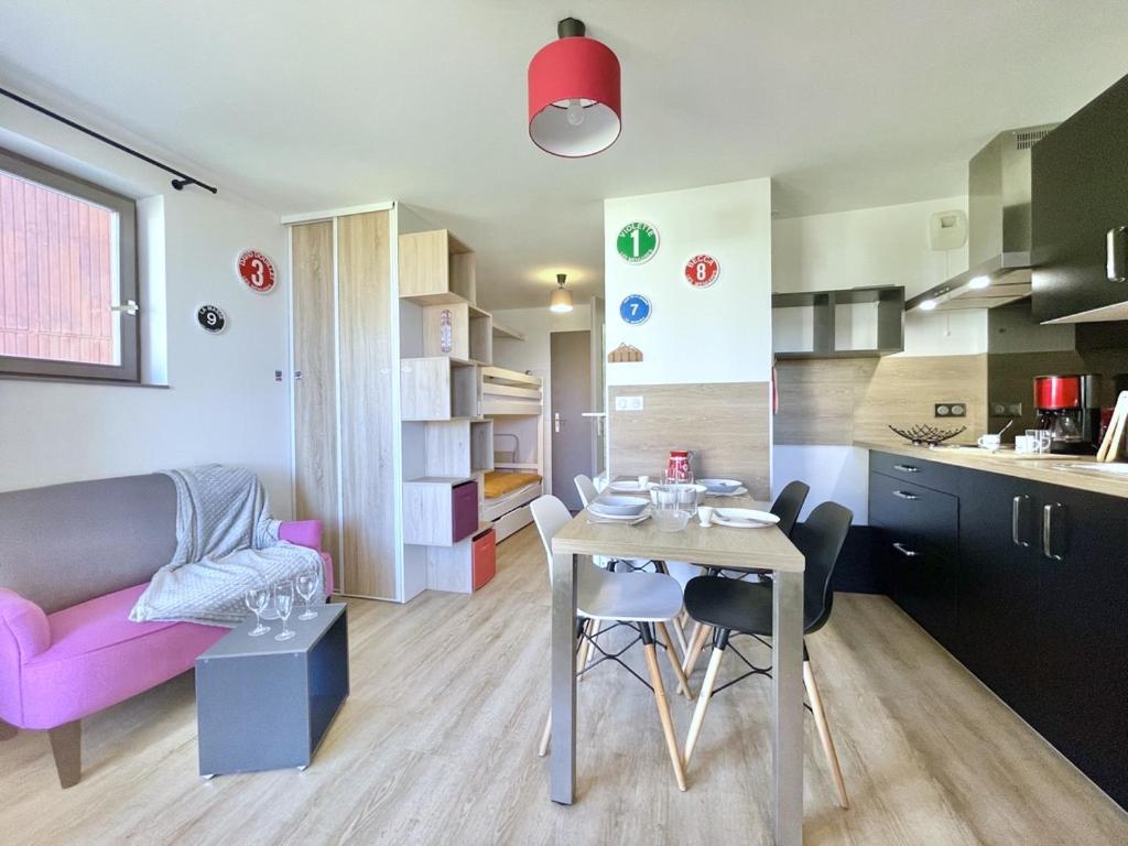 SK2706 Grand studio skis aux pieds Les Menuires, Les Menuires की (2026 ...