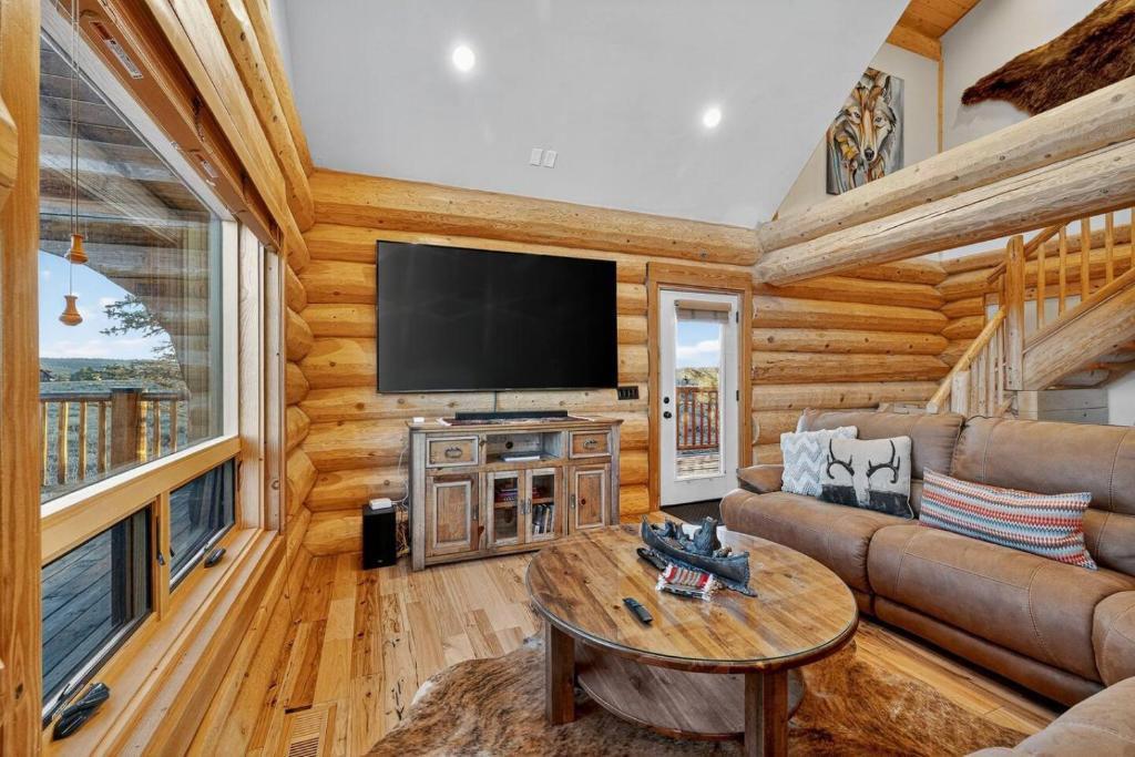 Here & Now | Yellowstone Cabin w/ Hot Tub & Views!, Rea (обновени цени ...