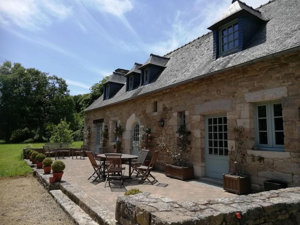 charmante longère sur domaine de Kerguéréon, Ploubezre (2025년 최신 요금)