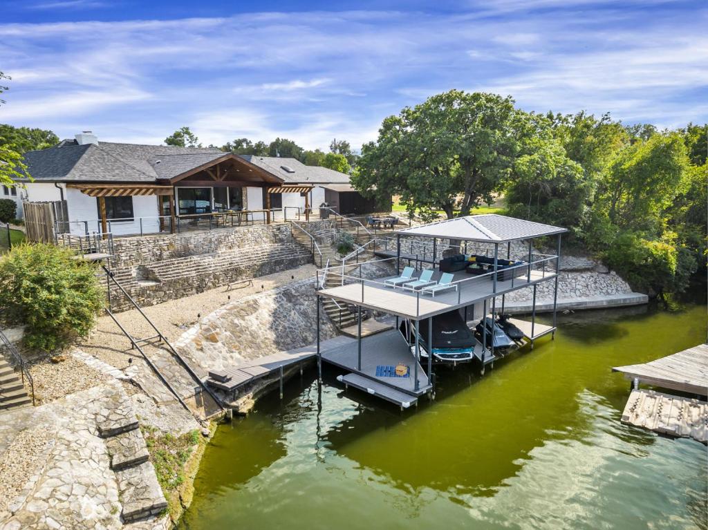Luxury Lakefront Retreat, Private Dock and Fire Pit, Granbury (prezzi ...