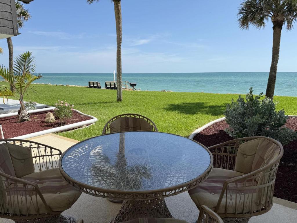 Direct Gulf Views - Beachfront Stay at Tamarind, Englewood (precios ...