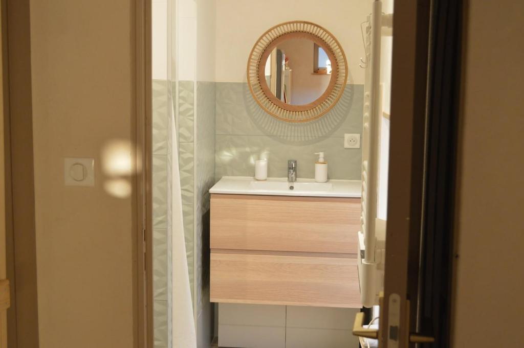 Charming stone house, Saint-André-le-Désert (preços atualizados para 2025)