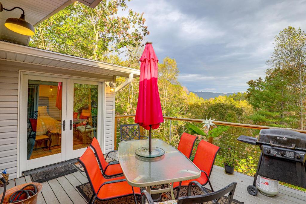 Ski Asheville! Mountain-View Hideaway with Deck（アッシュビル）：（最新料金：2026年）