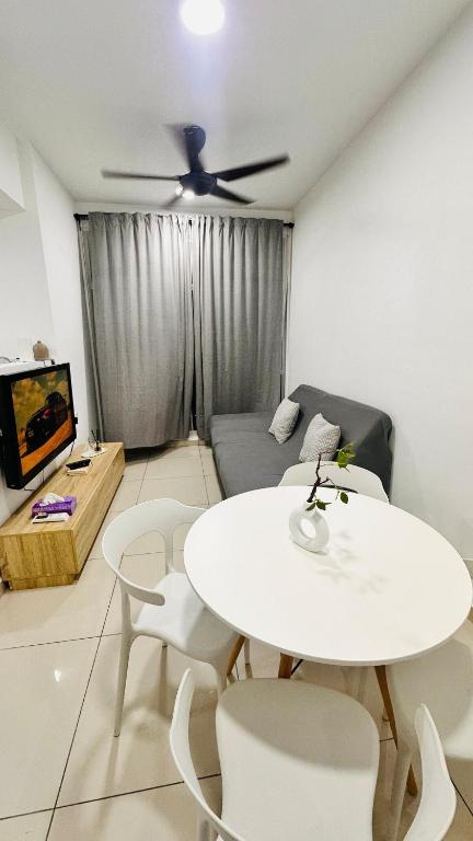 Minimalist stay Midas Seri Alam High floor, Масаи (обновени цени за ...
