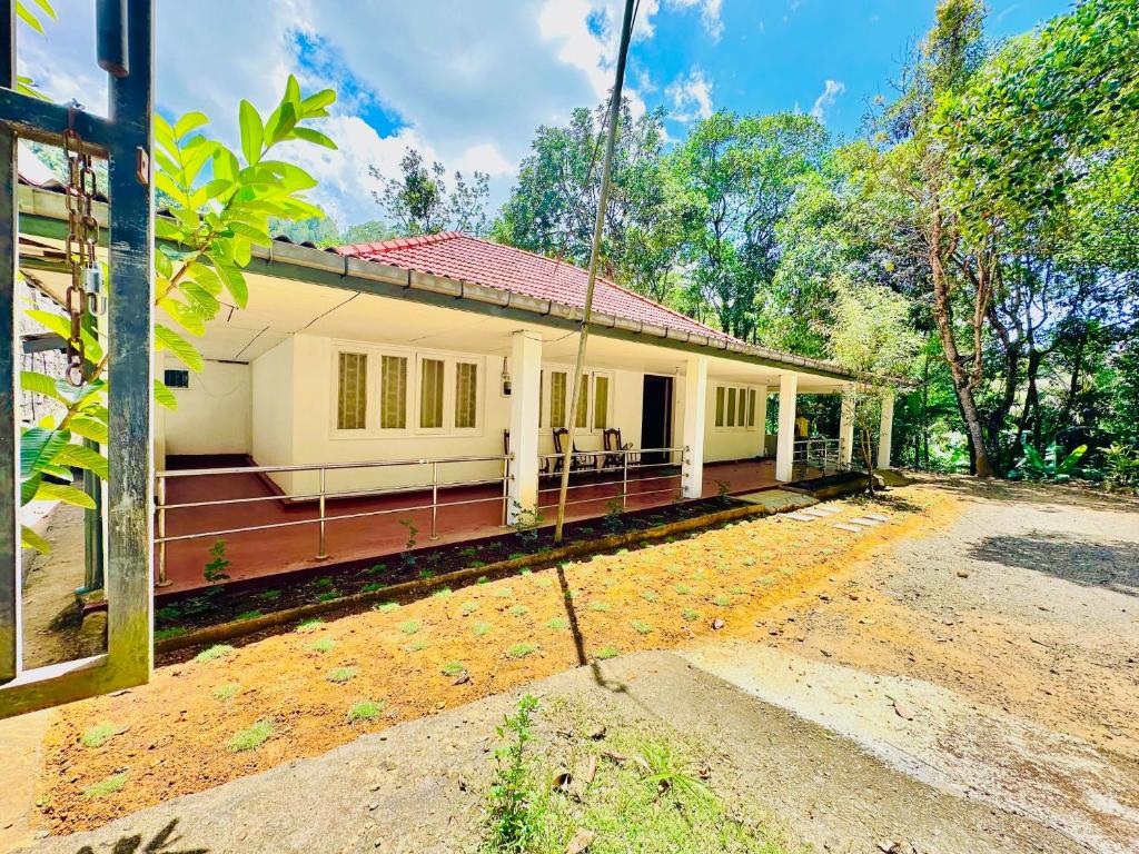 White Cozy Family Bungalow, Badulla (updated prices 2026)