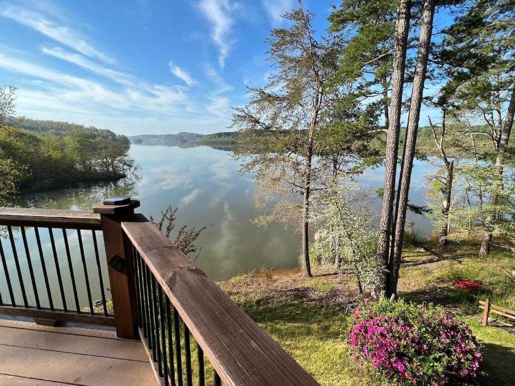 Peaceful 4 bedroom Lakehouse with no neighbors, Westminster ...