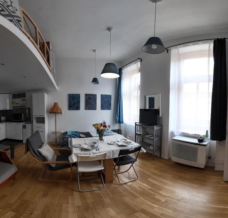 Cosmopolis Apartment near the most famous New York Café, Budapeste ...