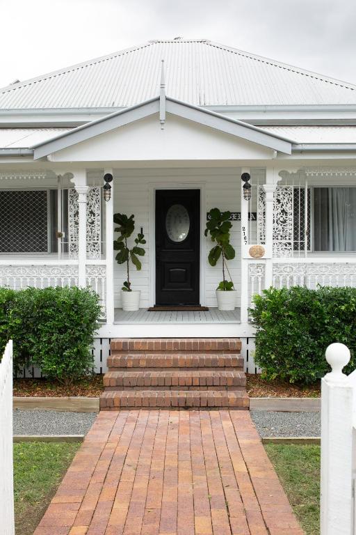 Canberra - 3 Bedroom Family Queenslander with BBQ, Firepit and Sauna ...