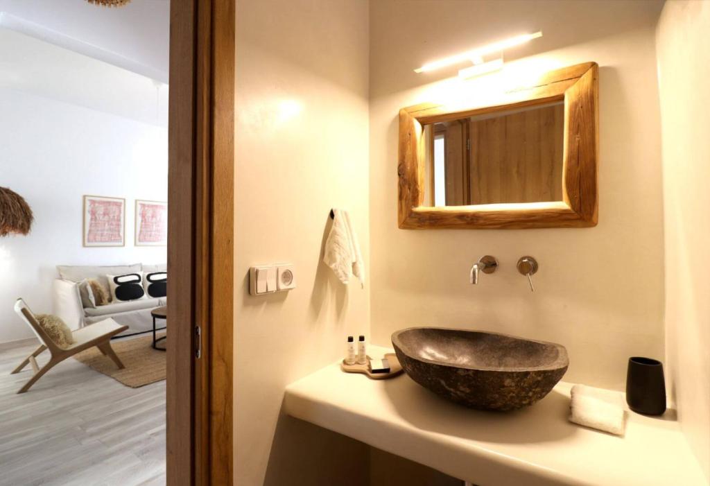 The Nine Graces-Beach Apartment Ilya 80 meters from the beach, איוס ...