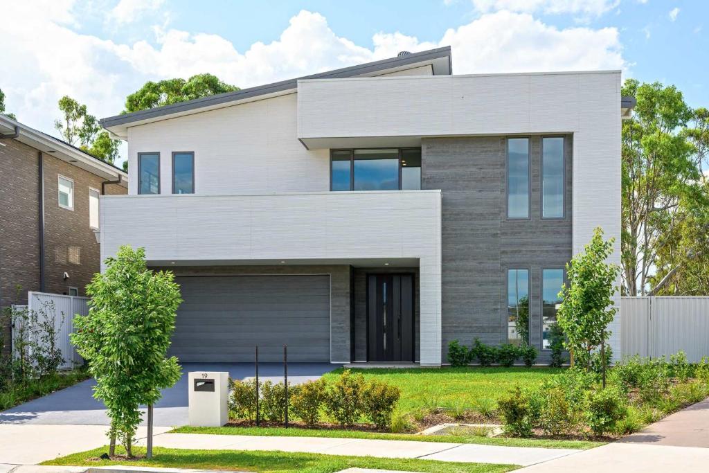 Lakeside Golf Views Gledswood Hills & Camden & Campbelltown, Gledswood ...