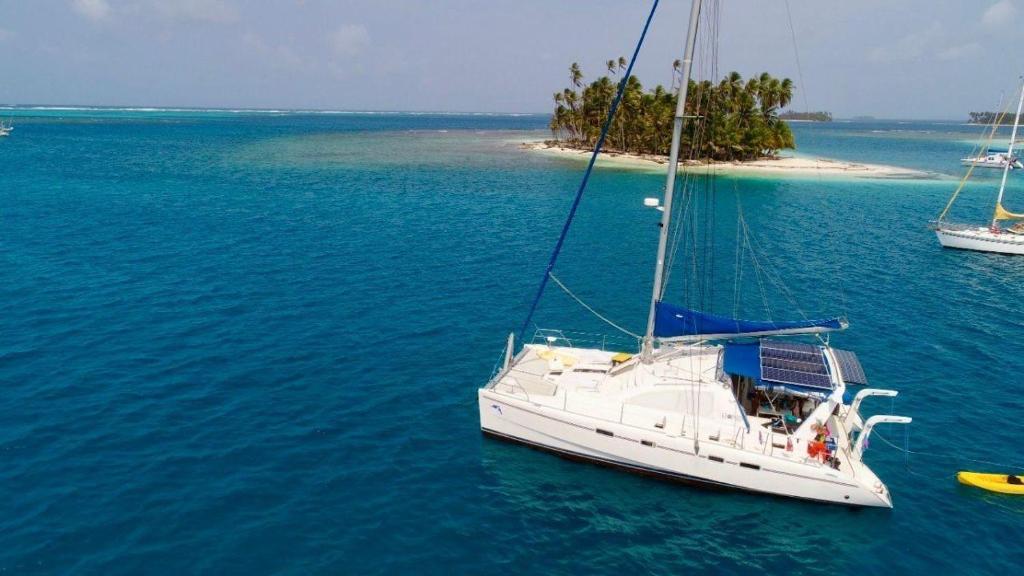 Leopard 42 Catamaran - Private Charter with Crew, Masargantupo ...