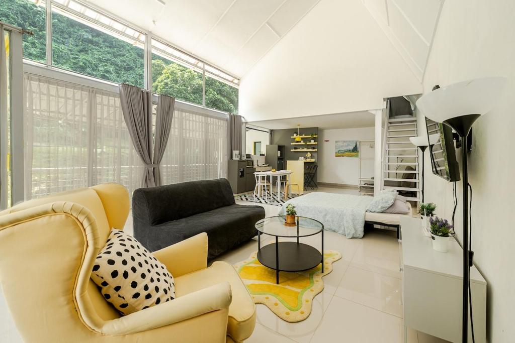Yellow House Bandung Villa Dago Giri 10 pax Riverside View, Bandung ...