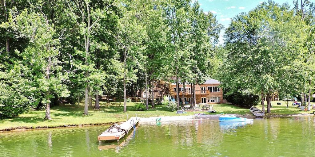 Unique Lakeside Getaway with a Fire Pit on Lake Anna, Virginia, Bumpass ...