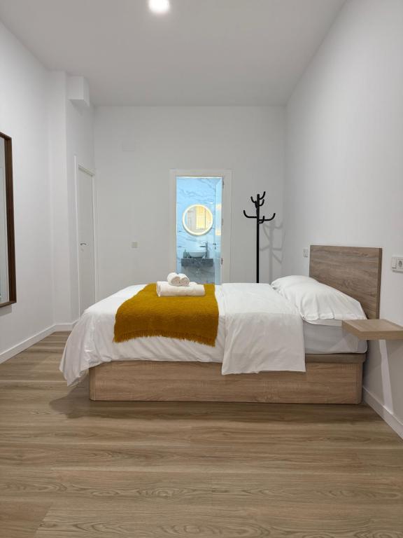 APARTAMENTO ZONA 7 justo al lado de la estación de TREN Y BUS MARÍA ...