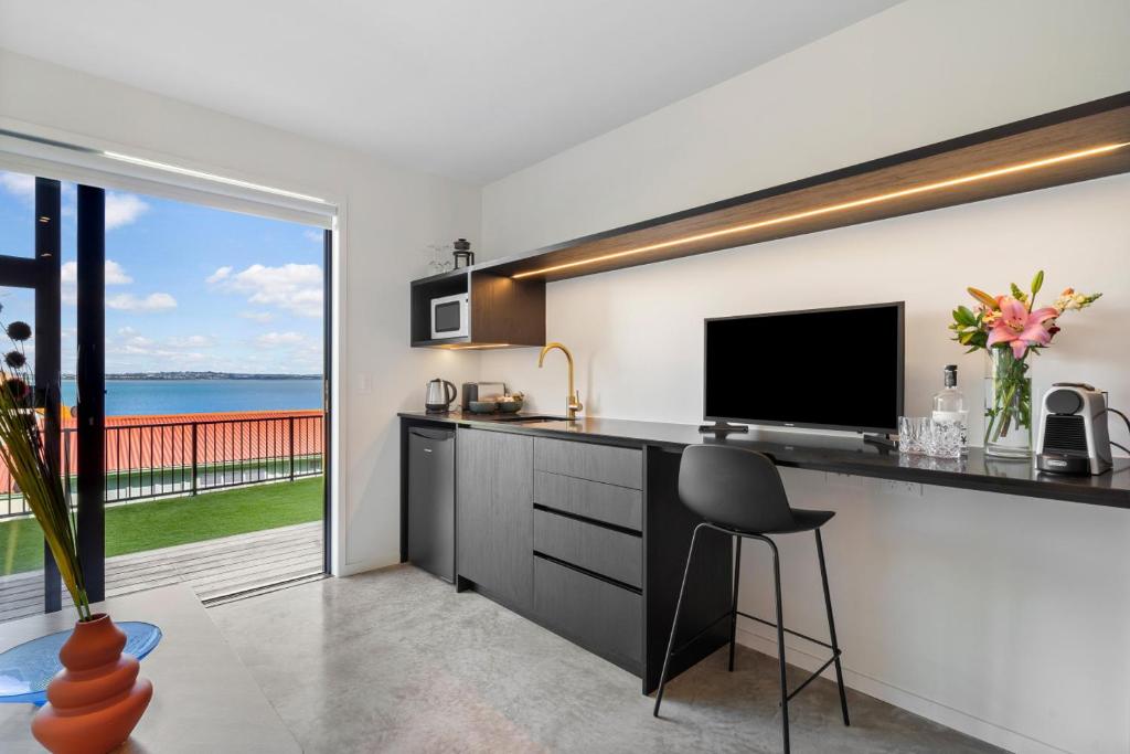 Elegant Coastal Studio with Beach Access and Ocean Views, Auckland ...
