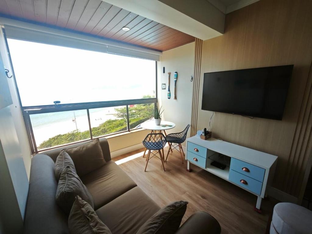 C104 Ap pé na areia com vista de frente para o mar, Florianópolis ...