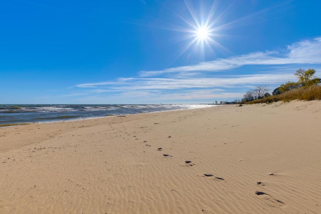 Steps to Beach - Two Rivers Lakeview Cottage, Two Rivers (harga dikemas ...