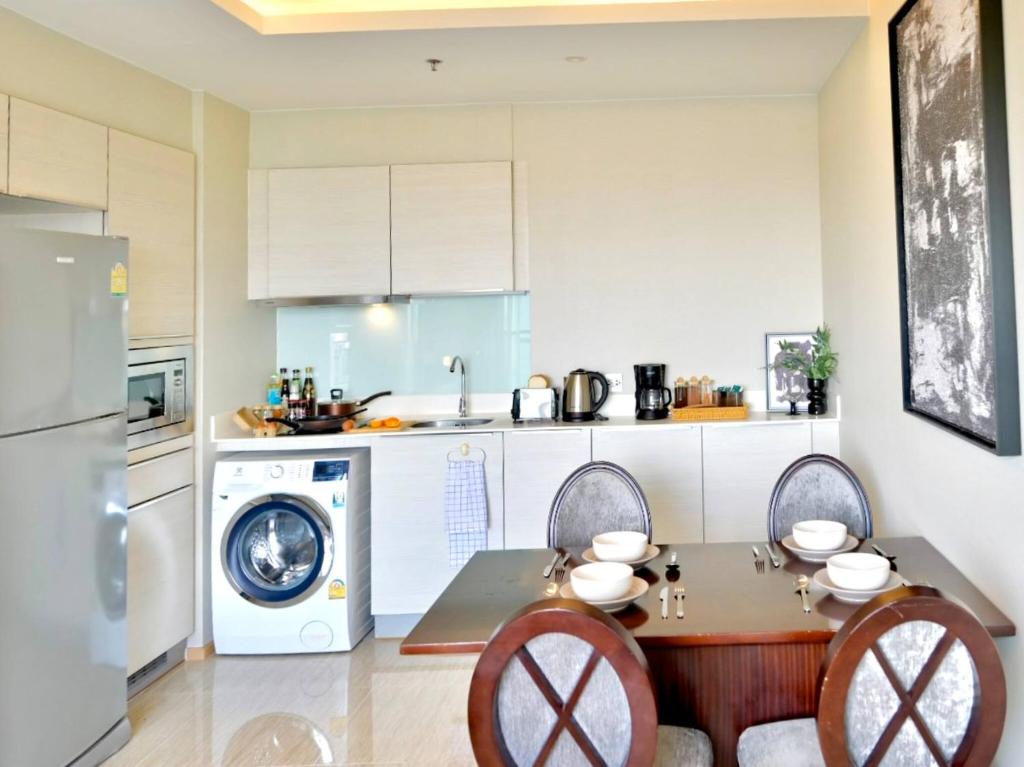 5min Metro | KingBed | Kitchen full | Netflix WiFi,‏ Khlong Toei ...