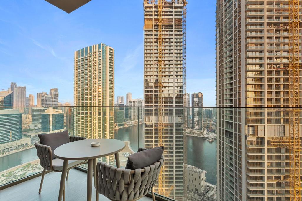 Skyline Escape 2 bedroom with Burj Khalifa View, Dubai (prisene ...