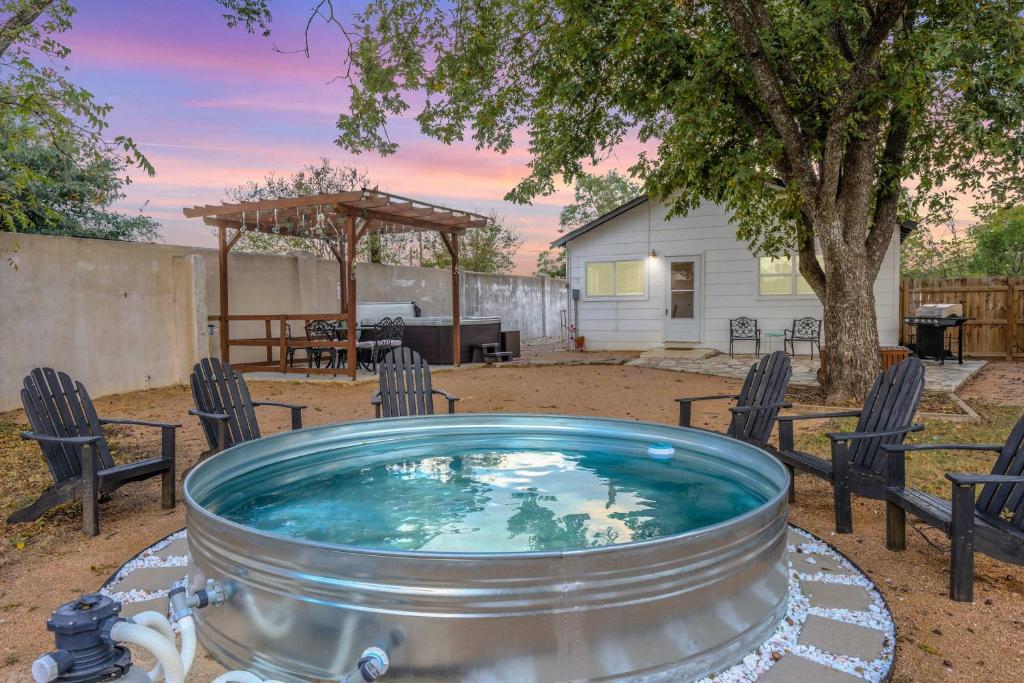 Sip Sip Hooray - Hot Tub & Cowboy Pool, Fredericksburg (updated prices ...