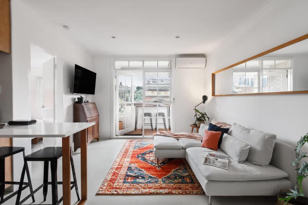 Stylish 1-Bed Apt with Parking in Heart of Fitzroy, Melbourne ...