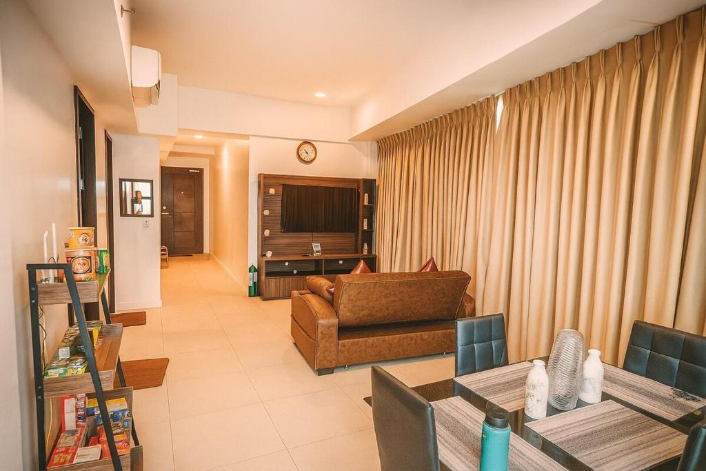 Modern 1BR Corner Unit, Pool & Gym Overlooking Cebu City Skyline - Cebu ...