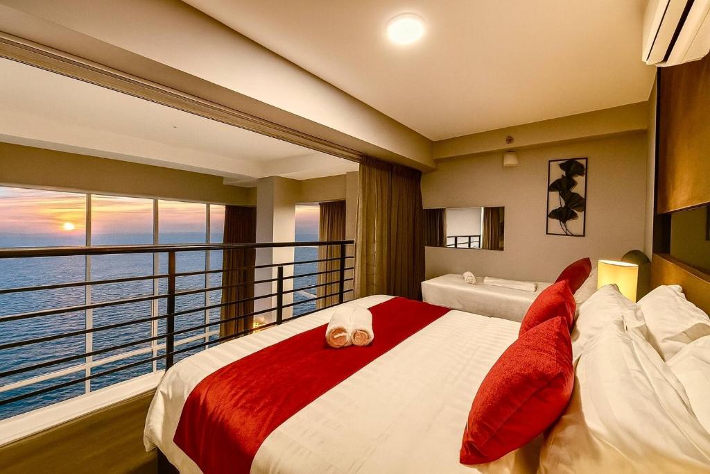 【SeaView】High Floor 2BR Duplex SeaFront-Town 20, George Town (precios ...