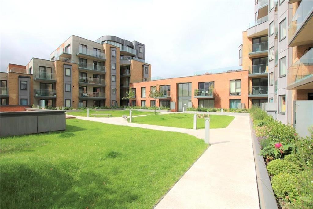 Modern Riverside Flat in central Reading, Reading (updated prices 2026)