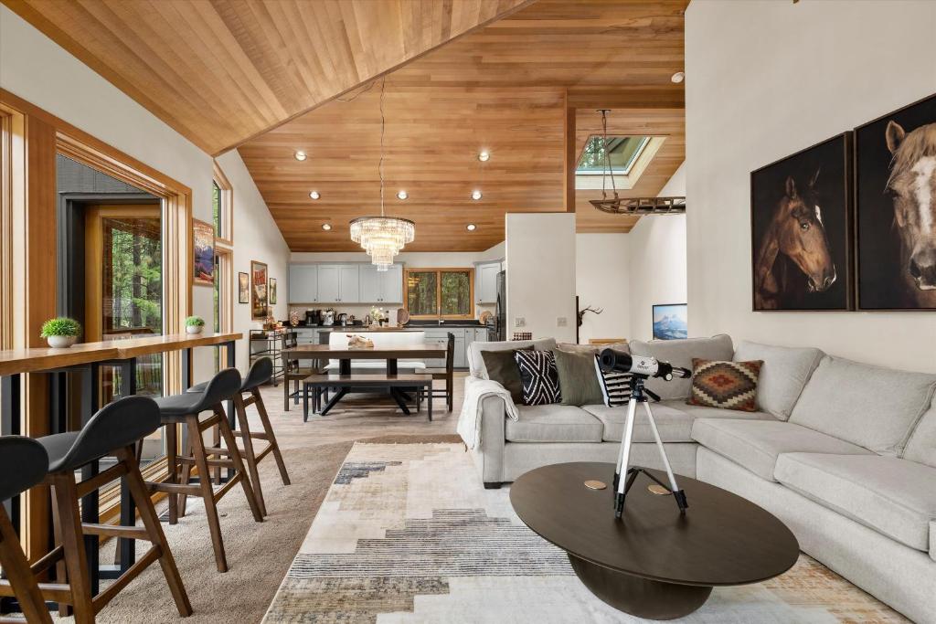 Treehouse Cabin Hot Tub Sauna Game Room, Black Butte Ranch (актуальные ...