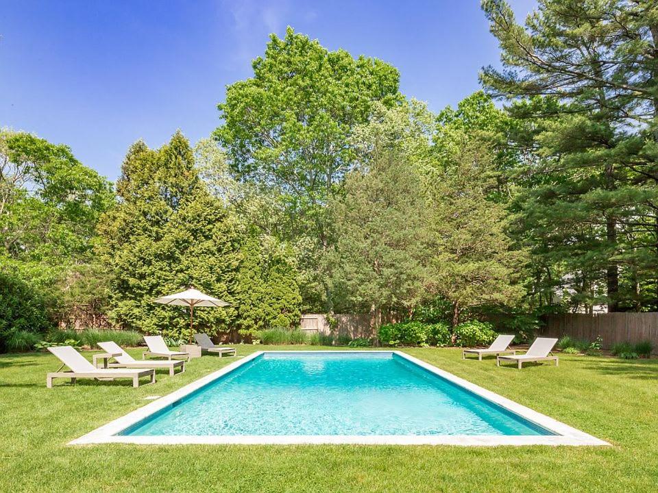 Cowhill Cottage by Rove Home with Pool & Lounge Wainscott (ราคาอัปเดตปี ...