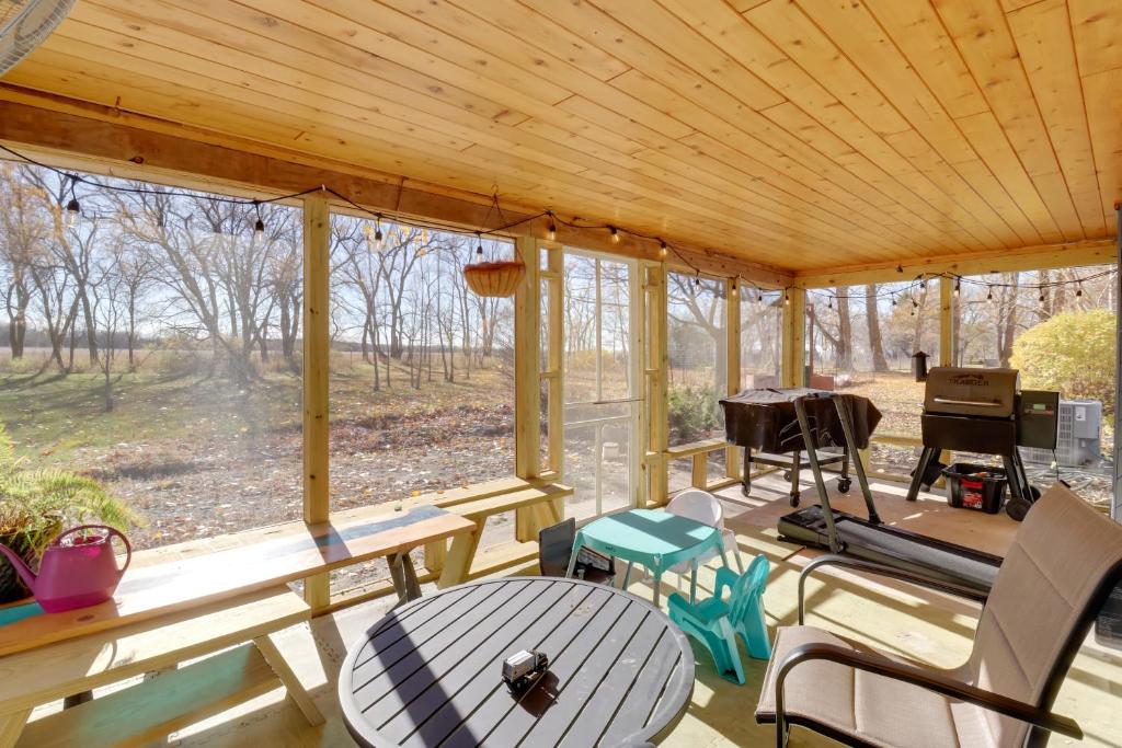 11 Mi to Maple Lake Family-Friendly Fertile Home, Erskine (tarifs ...