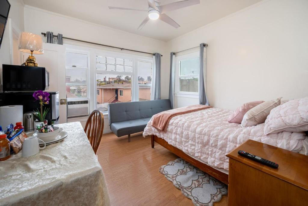 Comfy Studio Near Downtown LA with AC WiFi and Snacks, Los Angeles ...