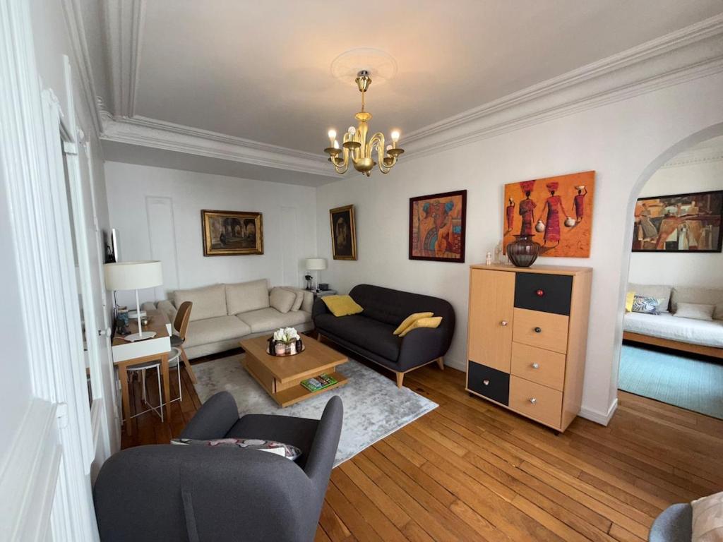 Yzy-Loc Paris Champs Élysées Porte Maillot, La Celle-sous-Gouzon ...