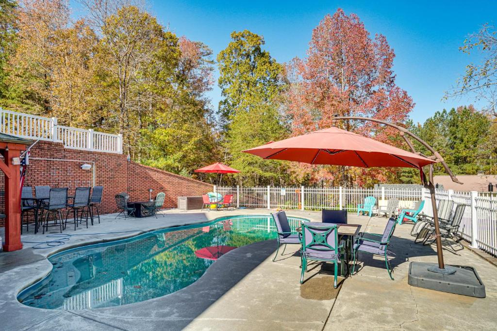 13 Mi to Helen Group Getaway with Private Hot Tub, Turners Corner ...