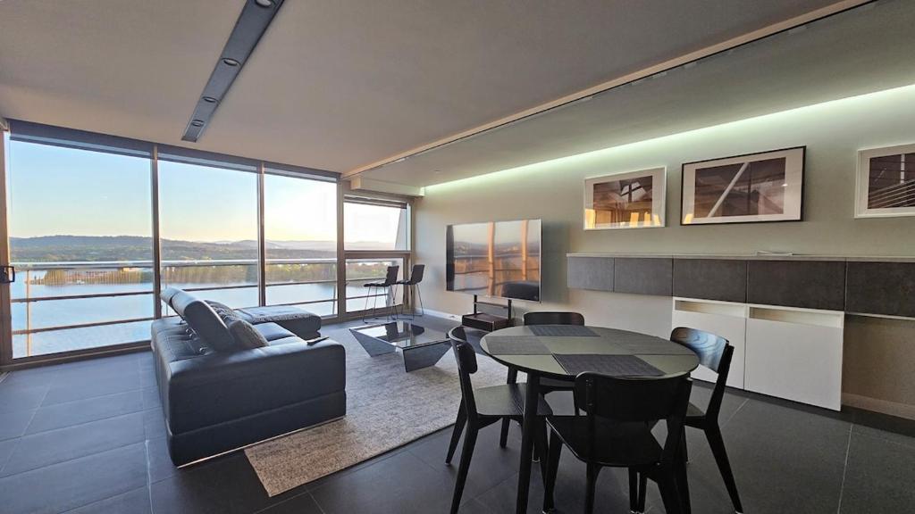 A breathtaking lake view in NewActon Canberra, Canberra (precios ...