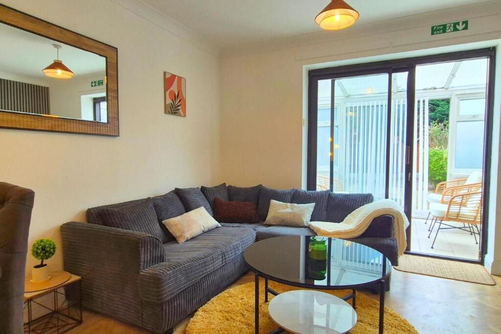 Harebell House 2Bd newly renovated near M5, M6, J9, and J7, Newton Road Station (2025 güncel ...