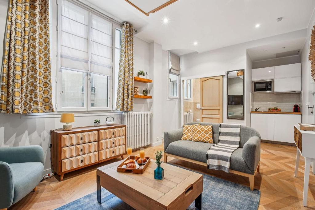 Eiffel Tower & Champs-Elysees - Paris Vacation Rentals, Paris ...