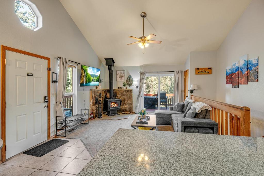 Modern Mountain Cabin, Fireplace, Deck with Deer Views, Near Wolf ...