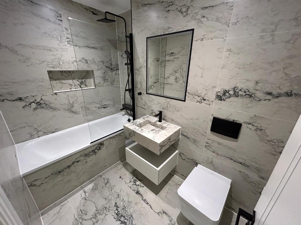 New build - king bed - Fast Wi-Fi - Zone 2, London (aktualisierte ...