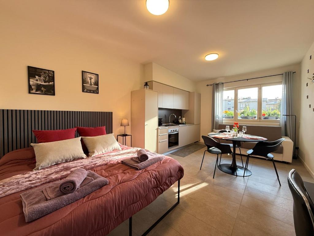 Bright studio apartment near ChorusLife and downtown,‏ ברגמו (מחירים ...