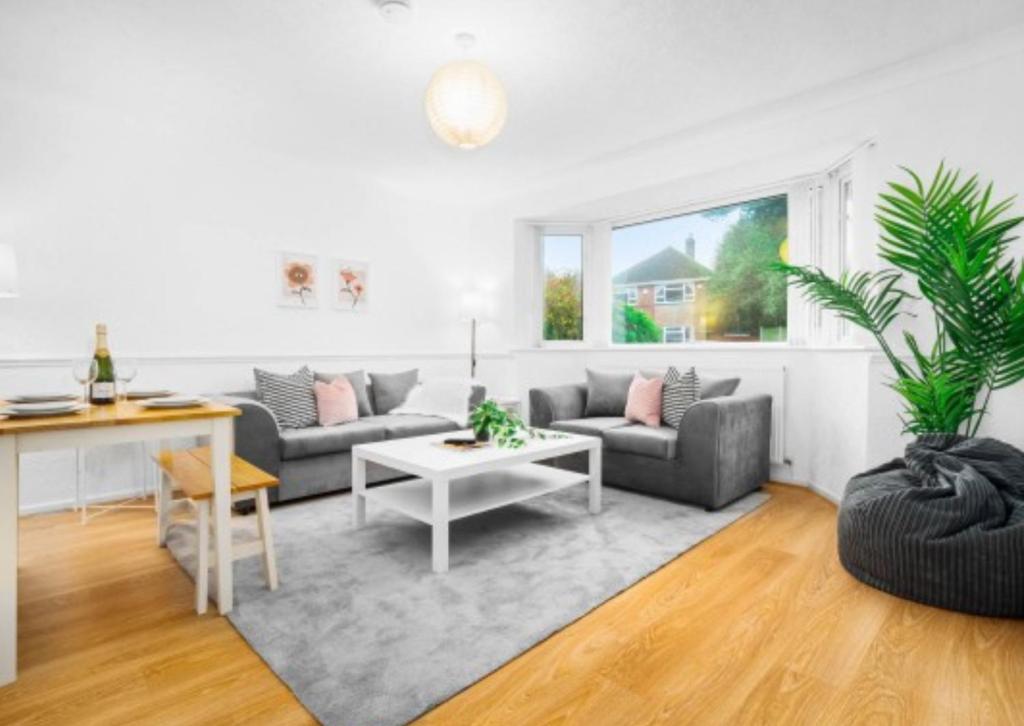4 Bedroom Bungalow - Parking - Garden - Netflix - Sutton Coldfield 75C ...