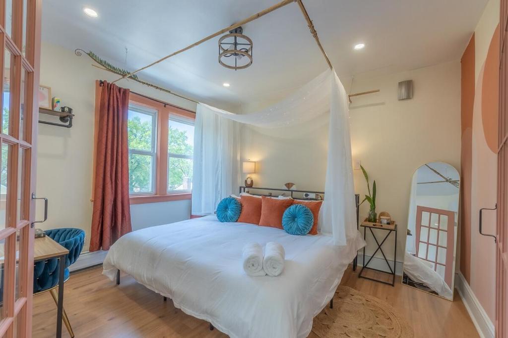 Zen Den With King Bed and Very Close to Airport, Newark (posodobljene ...