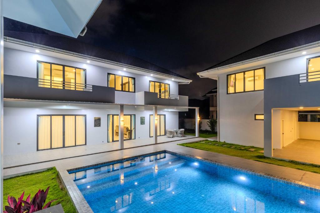 4BR Big Pool 2 Villas Same Land Near Nai Harn V258, Rawai Beach (precios actualizados al 2026)