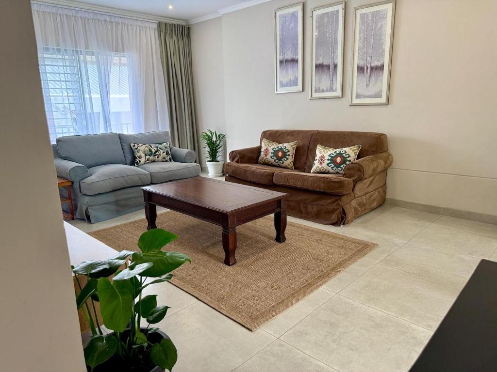 Modern 2 Bedroom Apartment near Carstenhof Hospital, Glen Austin ...