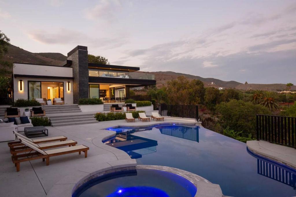 Malibu Coastal Paradise with Pool, Spa and Tennis Court, Malibu ...