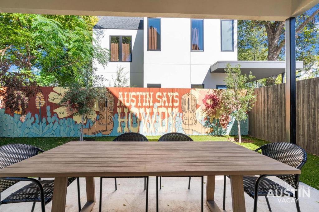 East ATX 4BR 3.5BA Getaway Near Lady Bird and Chavez Cocktails by ...