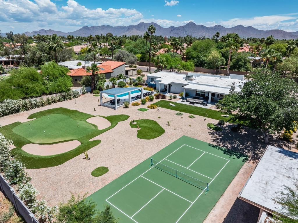 Private Acre of Fun: Nine Hole Golf Course Pickleball Court Pool Table ...
