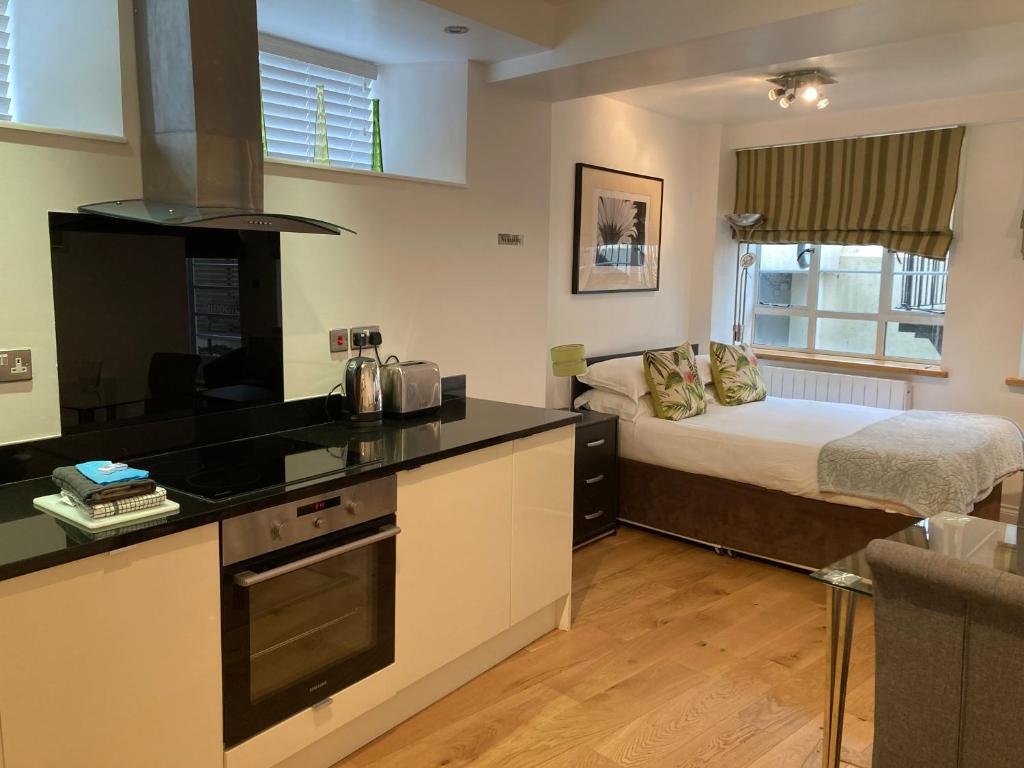 NELL GWYNN HOUSE - Large Studio Apartment with Patio, Sloane Square ...